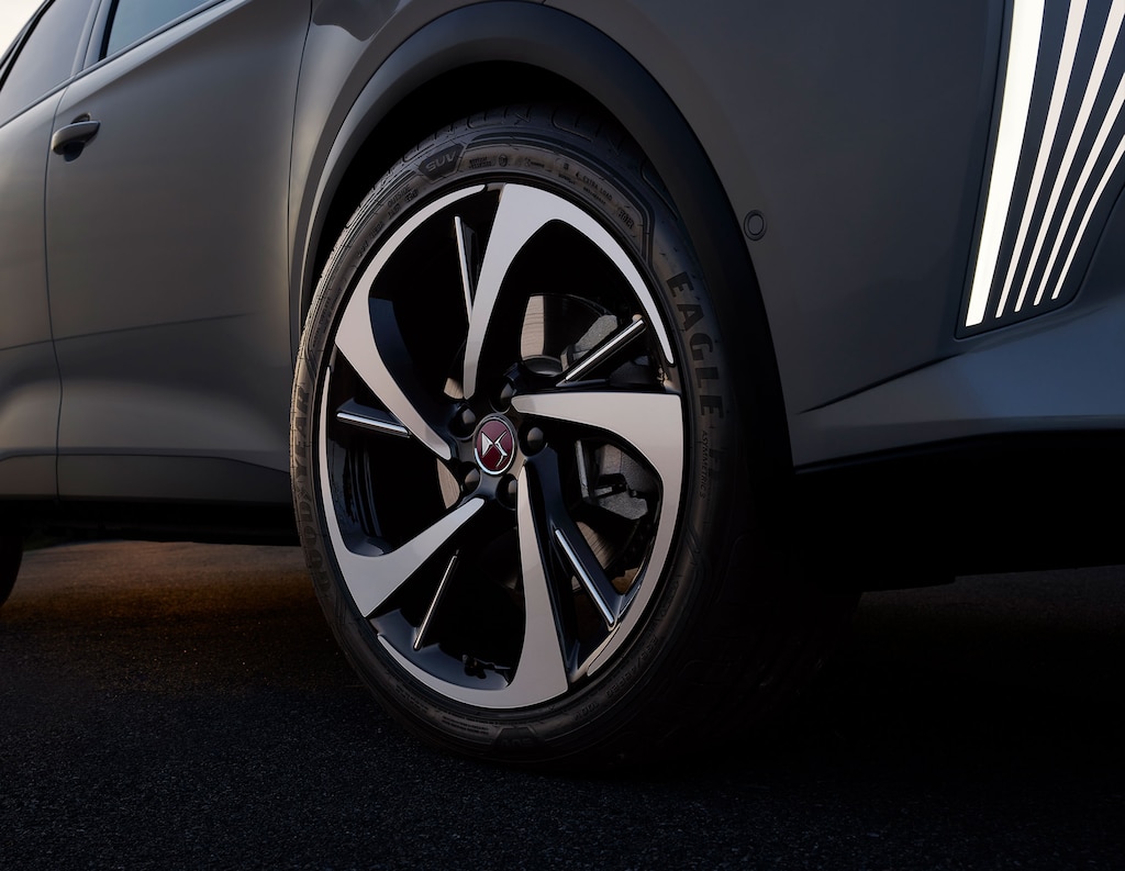 Nouvelle DS 7 Performance Line, SUV hybride rechargeable audacieux et ...