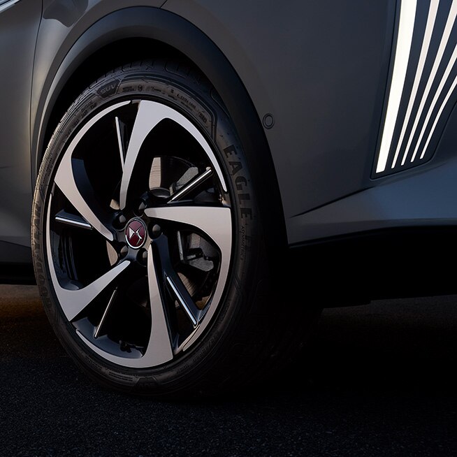 Nouvelle DS 7 Performance Line, SUV hybride rechargeable audacieux et ...